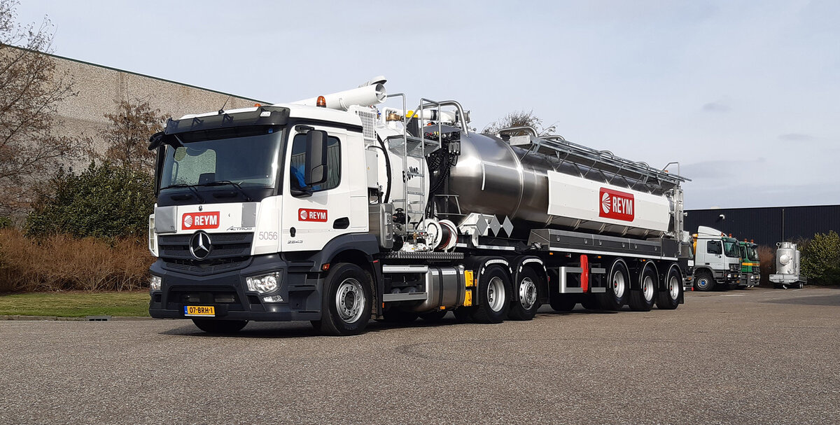 Nieuwe drukvacuüm trekker-oplegger voor REYM Rotterdam // REYM