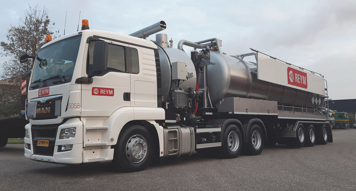 Deze fraaie EcoVac ADR Vacuümtrailer combinatie wordt in gebruik ...